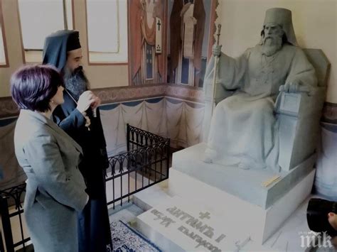 Цвета Караянчева посети гробницата мавзолей на първия председател на Народното събрание СНИМКИ