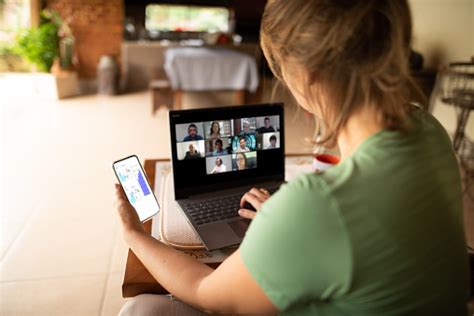 비디오 컨퍼런스에서 노트북과 휴대 전화를 사용하고 집에서 일하는 여성 35 39세에 대한 스톡 사진 및 기타 이미지 35 39세 가정 생활 긍정적인 감정 표현