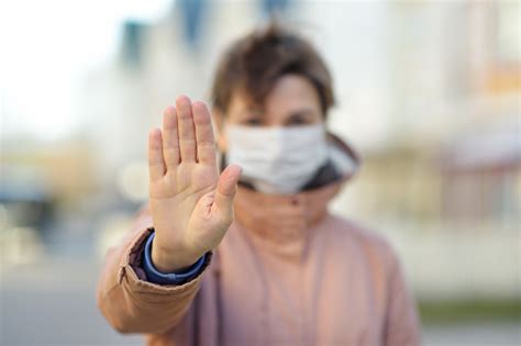 제스처를 보여주는 일회용 의료 마스크를 착용 하는 여자 중지코로나 바이러스 전염병 동안 사회적 거리를 유지 격리 하는 동안 집에 있어 싸우기에 대한 스톡 사진 및 기타