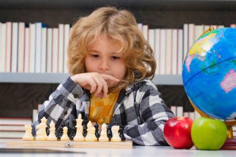 Kind Speelt Schaak Op School Schaken Voor Intelligente Kinderen Slimme Pupil Die Logicaspel