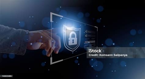 사이버 보안 인터넷 및 네트워킹 개념 컴퓨터 배경에 Vr 화면 자물쇠 아이콘으로 작업 하는 사업가 손 가상현실에 대한 스톡 사진 및 기타 이미지 Istock