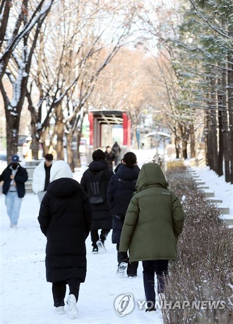 옷 단단히 입고 외출 연합뉴스