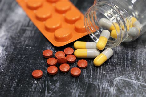 캡슐과 어두운 나무 테이블 약물 클로즈업에 물집 팩에서 약 0명에 대한 스톡 사진 및 기타 이미지 0명 감기와 독감 개념 Istock