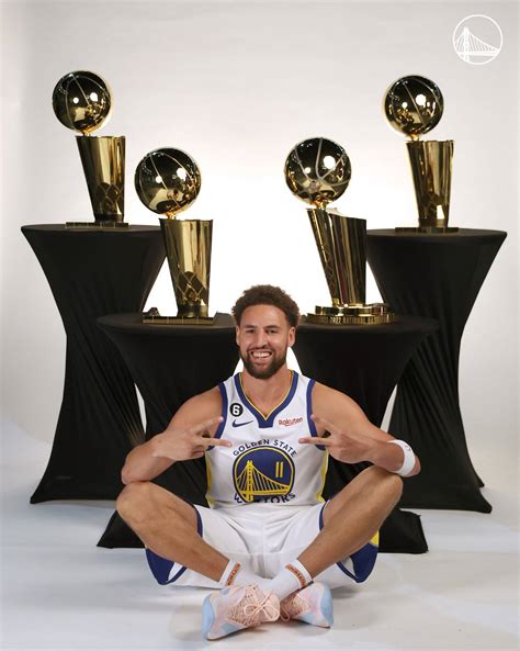 组图勇士全队出席媒体日 库里与四座冠军奖杯合影 搜狐大视野 搜狐新闻