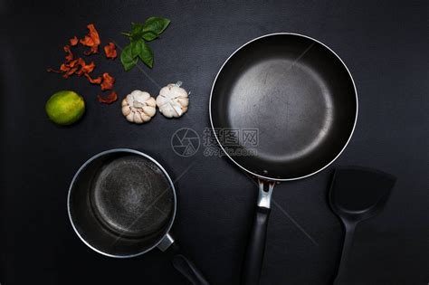 黑桌上的顶视图煎锅和高清图片下载 正版图片502815488 摄图网