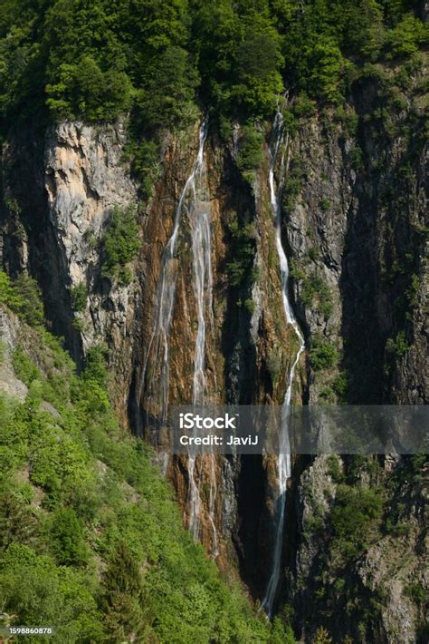 프로방스알프코트다쥐르 지역 에크랭 국립공원 브리앙송 미조엔 락 뒤 샹봉 알프스의 도로를 달리는 캠핑카 여행 프랑스 0명에 대한