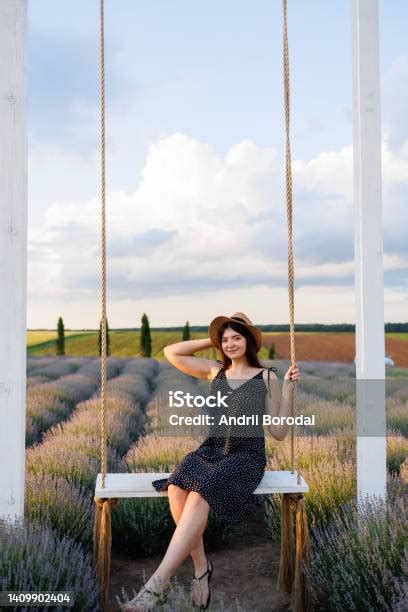 드레스와 모자를 쓰고 라벤더 밭에서 스윙에 앉아 포즈를 취하는 소녀 25 29세에 대한 스톡 사진 및 기타 이미지 25 29세 고독 개념 귀여운 Istock