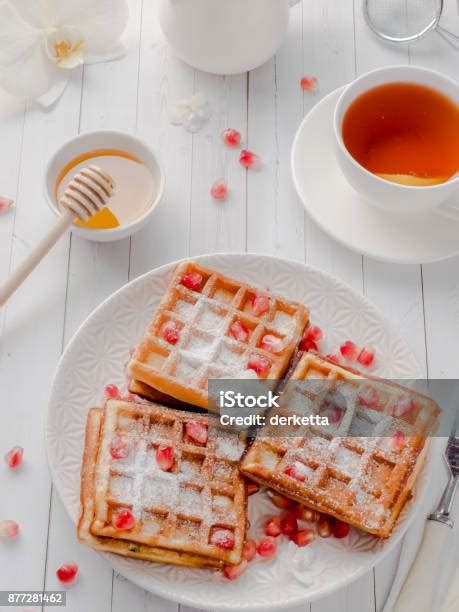 밝은 나무 배경 흰색 접시에 꿀 석류 씨와 함께 맛 있는 입 빈 와플 꿀에 대한 스톡 사진 및 기타 이미지 꿀 디자인