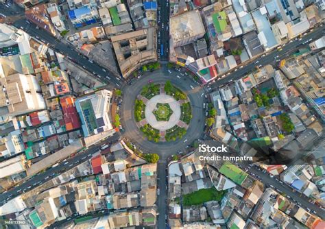 웡완 야이 로터리 고속도로 교차로의 공중 보기입니다 도로는 건축과 기술 교통 개념의 구조에 원을 형성한다 맨 위 보기 도시 도시