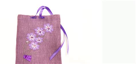 자수 꽃 보관 파우치가있는 보라색 린넨 파우치 말린 허브 향기로운 파우치 인테리어 세부 사항을위한 작은 품목을위한 파우치 흰색 배경에 고립되어 있습니다 가방에 대한 스톡