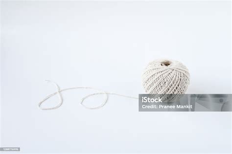 흰색 배경에 면 Natrue 문자열 꼬기의 상단 보기 롤과 텍스트 공간 공예 공급 장식 책 또는 선물 상자를 묶어 흰색에 대한 스톡 사진 및 기타 이미지 Istock