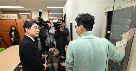 수능 시험장 시설 둘러보는 이주호 부총리