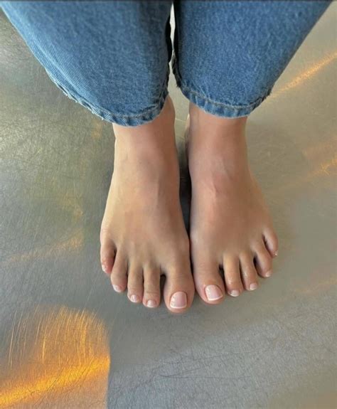 Lily Allen R Celeb Barefoot
