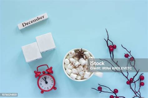 겨울 구성입니다 나무 달력 12 월 및 숫자에 대 한 빈 공간을 가진 큐브 한잔 마 시 멜로 코코아 파란 배경에 알람 시계 상위 뷰 평면 레이아웃 이랑 개념 0명에 대한