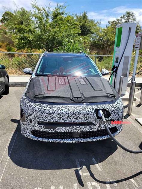 고급형으로 보이는 현대 코나 Ev 풀 체인지sx2e 위장막차 스파이샷 고급형으로 보이는 현대 코나 Ev 풀 체인지sx2e 위장막차 스파이샷