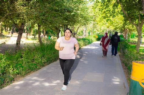 여름 공원에서 야외에서 달리는 아름다운 과체중 인도 여성 뚱뚱한 아가씨 조깅 플러스 사이즈 피트니스 라이프 스타일 체중 감량 전체 길이 샷 과체중에 대한 스톡 사진 및 기타