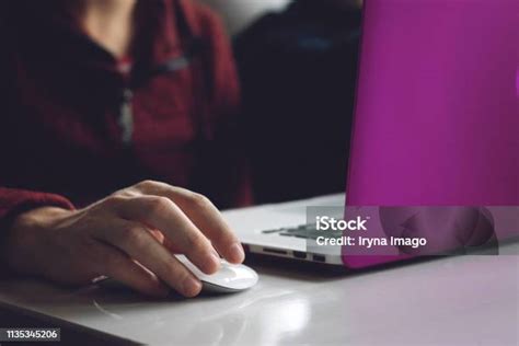 남자 손 현대 노트북에서 작업 프로그래밍 및 코딩 기술 개발 웹 사이트 디자인 사무실에서 작업 하는 프로그래머 공동 작업