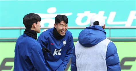 [포토]밝은 표정으로 분위기 띄우는 주장 손흥민