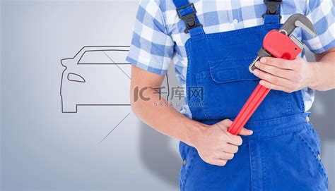 修理工手持可调钳子的合成图像高清摄影大图 千库网