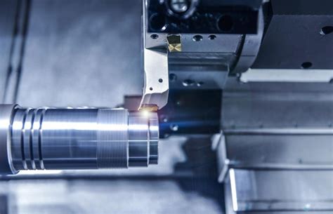 금속 나사산 부분을 절단하는 Cnc 선반 기계 프리미엄 사진