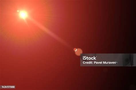 어두운 배경의 렌즈 플레어와 광선 주황색 스타일 렌즈 플레어 검은 배경에 태양 플레어 주황색 노란색 광선 오버레이 디자인 또는 화면 혼합 모드를 위한 렌즈 효과 0명에 대한