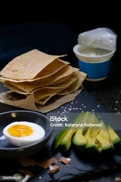 아침 식사 또는 신선한 바질과 간식에 얇은 빵에 치킨 계란과 크림 치즈 0명에 대한 스톡 사진 및 기타 이미지 0명 건강한 생활방식 건강한 식생활 Istock