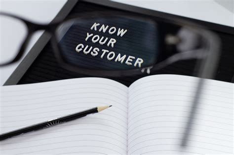 알고 귀하의 고객비즈니스 개념 텍스트에 대 한 여유 공간 안경의 렌즈를 통해 블랙 보드에 흰색 텍스트 메시지 0명에 대한 스톡 사진 및 기타 이미지 Istock