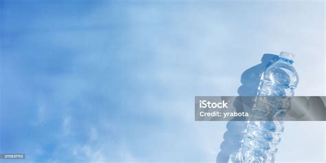 햇빛 넓은 배너 파란색 배경 복사 공간에 플라스틱 병에 깨끗한 식수 가득 찬 생수 오염 플라스틱 쓰레기 생분해되지 않는 포장
