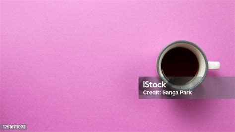 분홍색 배경에 아메리카노 커피 한 잔 상단 보기 복사 공간 개념에 대한 스톡 사진 및 기타 이미지 개념 개념과 주제 구이