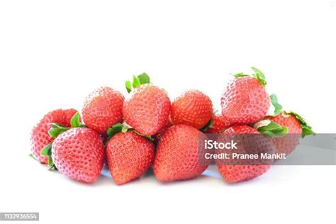 고립 된 흰색 배경에서 신선한 빨간 딸기를 닫습니다 세계적으로 재배 된 과일은 맛 있는 달 콤 하 고 새 콤 하 고 건강 한 음식과 영양을 가득 합니다 개체 그룹에 대한