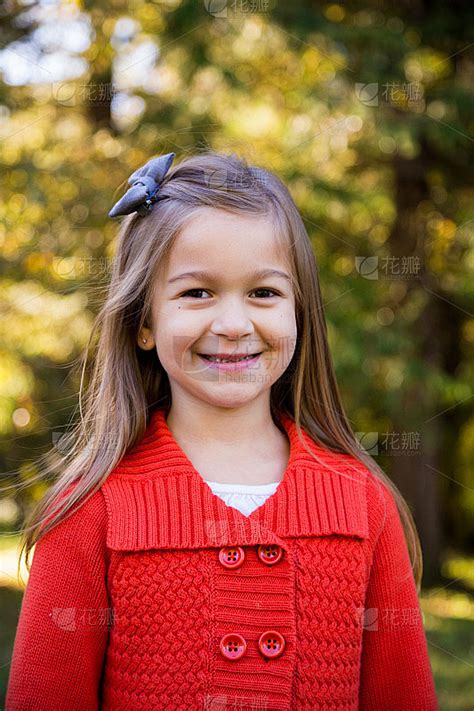 穿着红毛衣的女孩肖像