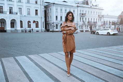 デスクトップ壁紙 裸の肩 屋外の女性 腕を越えた 車 Alexander Belavin ハイヒール 通り 2560x1707