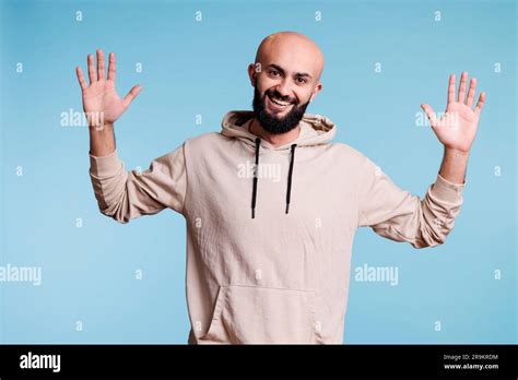 Homme Arabe Souriant Avec Une Expression Du Visage Gaie Levant Les