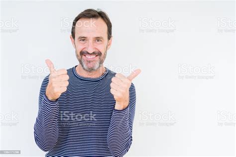 손으로 긍정적인 제스처를 하 고 격리 된 배경 성공 기호 위에 잘생긴 수석 남자 엄지 웃 고 행복 쾌활 한 식 우승자 제스처와