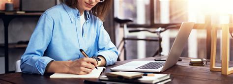 노트북을 가지고 일하는 청녀 컴퓨터를 통해 인터넷에 연결하는 여성 프리랜서 블로거 또는 저널리스트가 새로운 기사를 작성합니다 고름에 대한 스톡 사진 및 기타 이미지 Istock