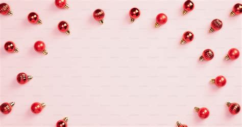 파스텔 핑크 배경에 빨간 크리스마스 싸구려 장식 크리스마스 배너 새해 인사말 카드 모형 최소한의 스타일 사진 Unsplash의 프레임 테두리 이미지