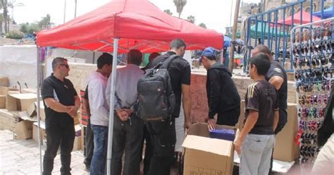 صور مصادرة بسطات الباعة المتجولين في باب العامود وكالة قدس نت للأنباء