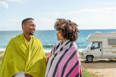 캠핑카와 함께 낭만적 인 여름 휴가를 즐기는 사랑에 아프로 커플 20 24세에 대한 스톡 사진 및 기타 이미지 20 24세 2명 30 34세 Istock