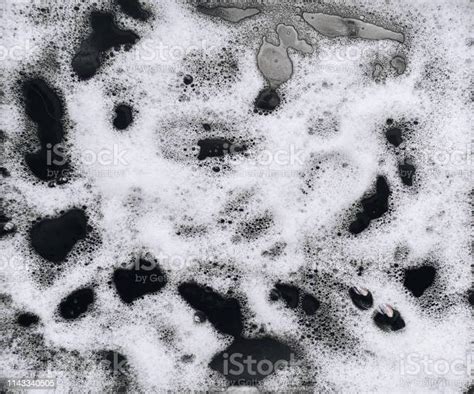 흰색 거품과 어두운 배경에 비누 추상 패턴입니다 유성 팬 또는 검은 차를 세척의 개념 가사 집안일에 대한 스톡 사진 및 기타 이미지 가사 집안일 검은색 기포 Istock