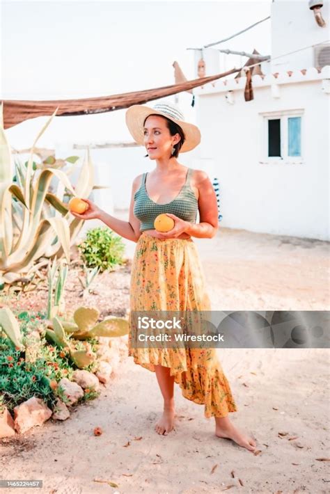 따뜻한 여름날 두 개의 오렌지를 들고 밀짚 모자를 쓴 백인 여성의 수직 사진 건강한 생활방식에 대한 스톡 사진 및 기타 이미지 건강한 생활방식 건강한 식생활 과일
