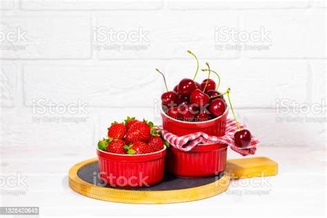 흰색 벽돌 배경에 나무 책상에 빨간 그릇에 육즙 신선한 딸기 비타민 식품 공간을 복사합니다 채식주의 0명에 대한 스톡 사진 및 기타 이미지 Istock