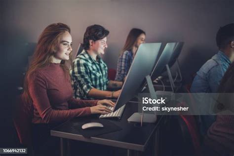 학교에서 컴퓨터 수업을 데 행복 한 학생 들의 그룹입니다 대학생에 대한 스톡 사진 및 기타 이미지 대학생 어두운 색 컴퓨터 사용 Istock