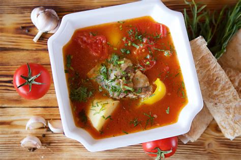 레스토랑의 테이블에 고기 감자 야채를 곁들인 맛있는 푸짐한 수프 0명에 대한 스톡 사진 및 기타 이미지 0명 고기 딜 허브 Istock