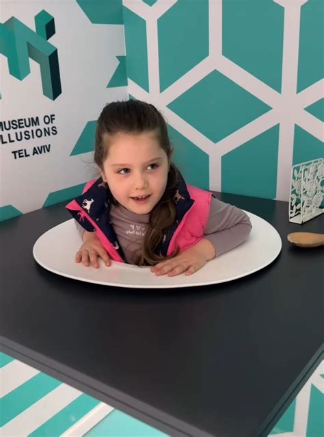 Olga Пришла с родственными мальчиками в кино в очереди за попкорном наблюдаю картину Сестра