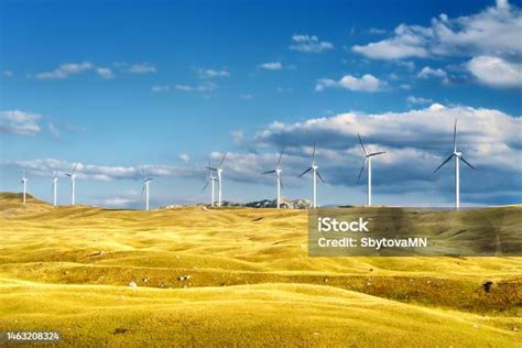 재생 가능한 전기 에너지 생산을위한 발전소 화창한 여름날 풍차 발전 전기용 고풍력 터빈 0명에 대한 스톡 사진 및 기타 이미지 Istock