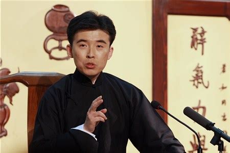 挠吴荻脚心 吴荻挠脚心图片 随意云