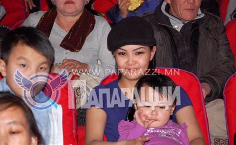 Хөтлөгч Э Халиун хүүгийн хамт