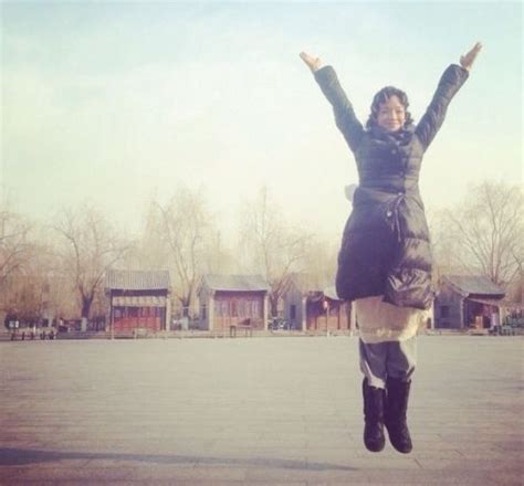 舒淇《一步之遥》将杀青 跳跃悬浮照庆祝 搜狐娱乐