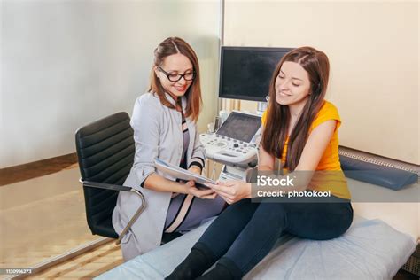 의사는 환자에 게 검사를 설명 합니다 의사가 환자 여성 복 부 초음파를 만든다 의사의 손에 초음파 스캐너 진단 초음파 2명에 대한 스톡 사진 및 기타 이미지 Istock