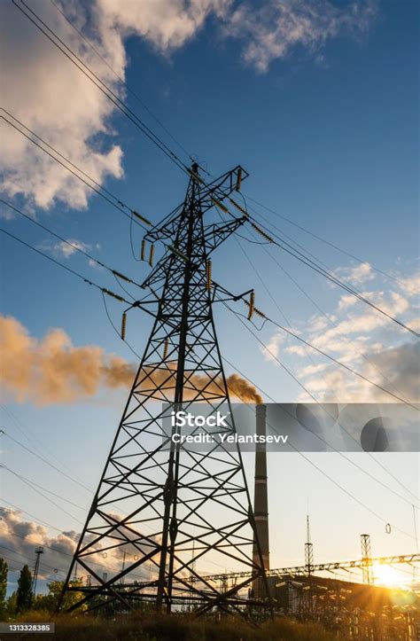 고전압 전기 송전탑 전력선 및 변압기로 전기 변전소 분배 0명에 대한 스톡 사진 및 기타 이미지 0명 관세 노랑 Istock